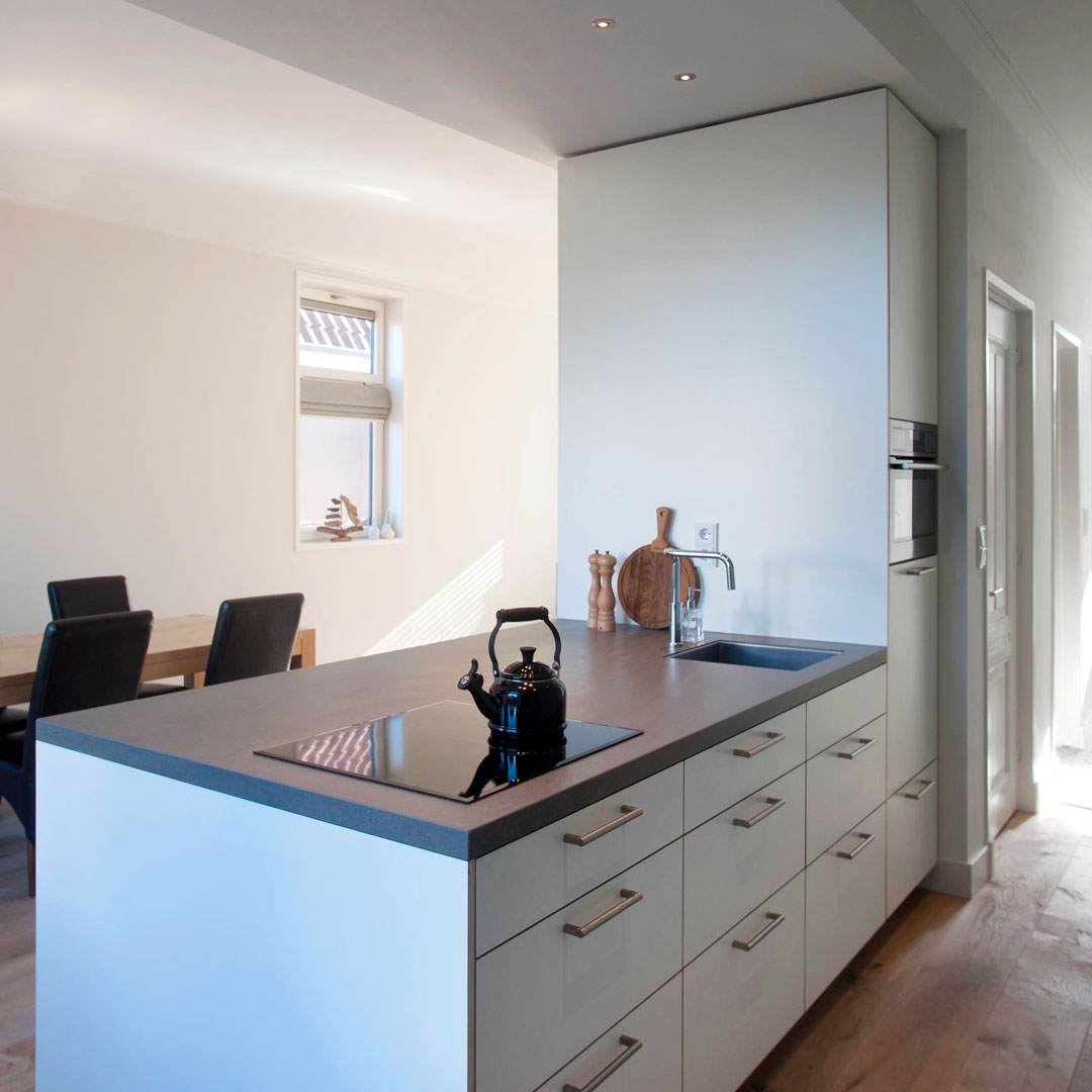 Strak kookeiland – MAAT Interieurontwerp & Meubelmakerij